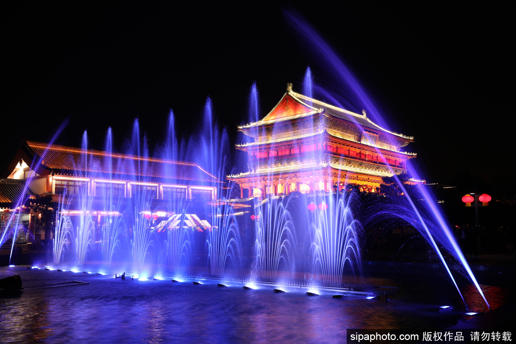 Bunte Springbrunnen-Show vor dem traditionsreichen Trommelturm_China.org.cn