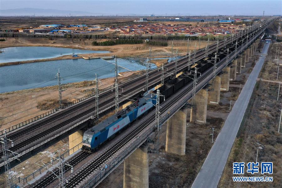 Facharbeiter warten die Daqin-Eisenbahn_China.org.cn