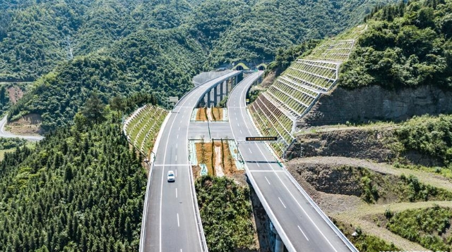 Guizhou-Abschnitt der Tongren-Huaihua-Autobahn fertig_China.org.cn