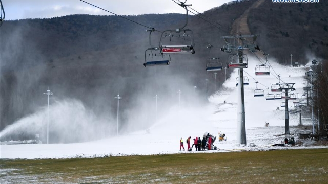 Skigebiete in der Provinz Jilin werden für Skisaison vorbereitet_China ...