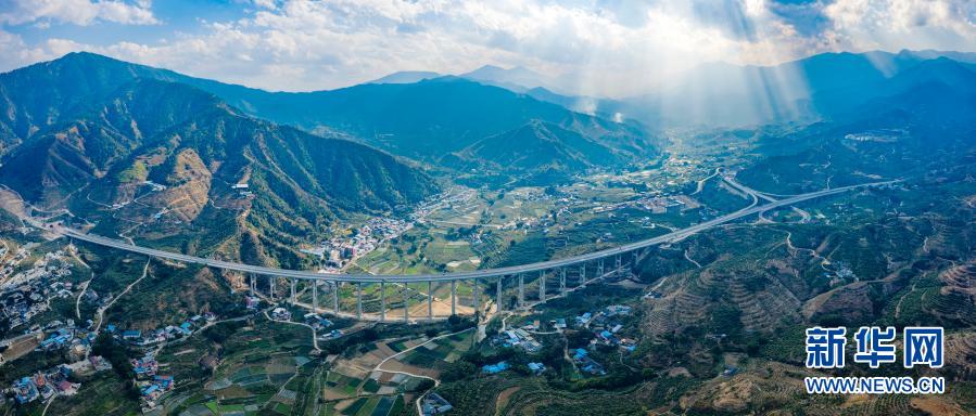 Neue Autobahn im Grenzabschnitt Sichuan wurde für den Verkehr ...