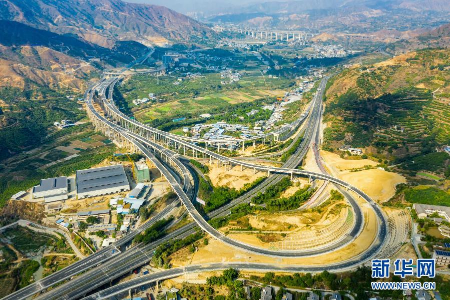 Neue Autobahn im Grenzabschnitt Sichuan wurde für den Verkehr ...