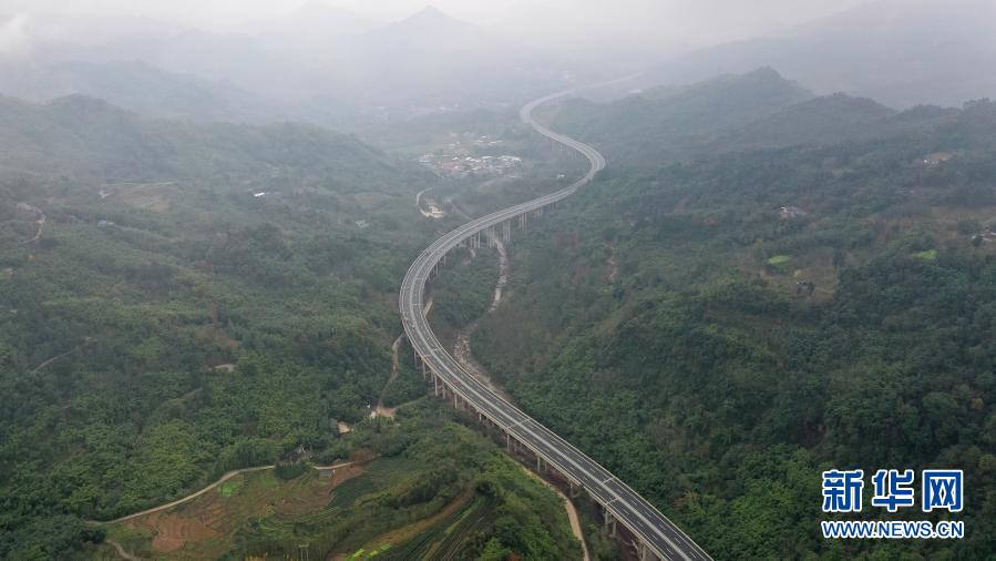 Am Hang des Xiaoliang-Gebirges wurde die erste Autobahn fertiggestellt ...