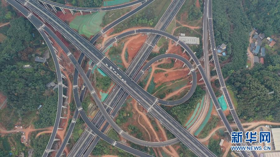 Am Hang des Xiaoliang-Gebirges wurde die erste Autobahn fertiggestellt ...