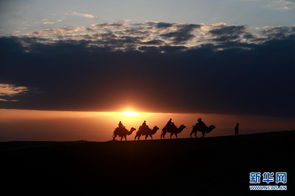 Dunhuang im Nordwesten Chinas: Morgendämmerung in der Wüste_China.org.cn