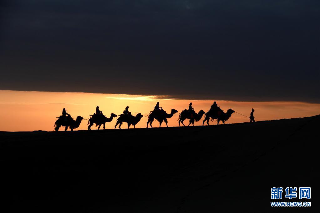 Dunhuang im Nordwesten Chinas: Morgendämmerung in der Wüste_China.org.cn