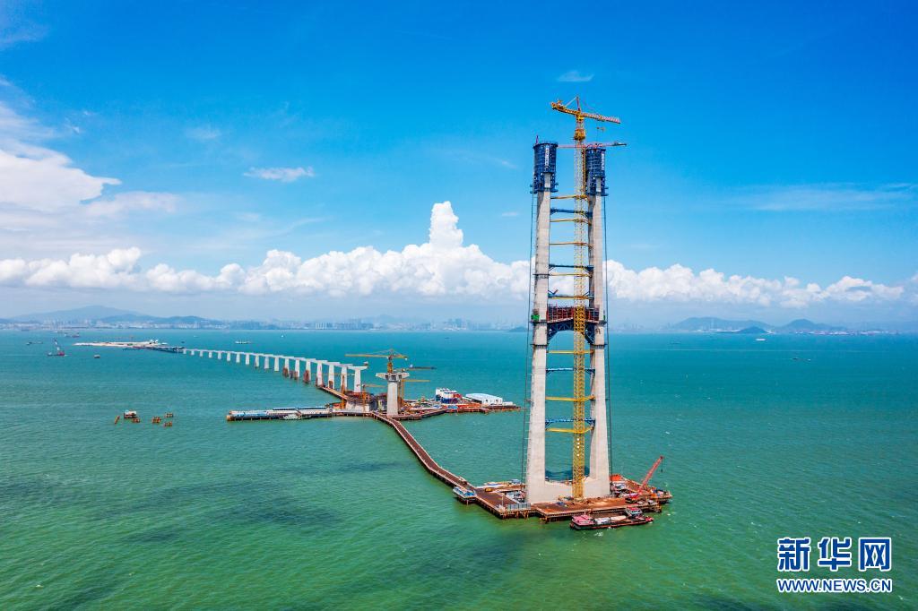 Hauptturm der Hängebrücke mit der weltweit größten Spannweite im Meer ...