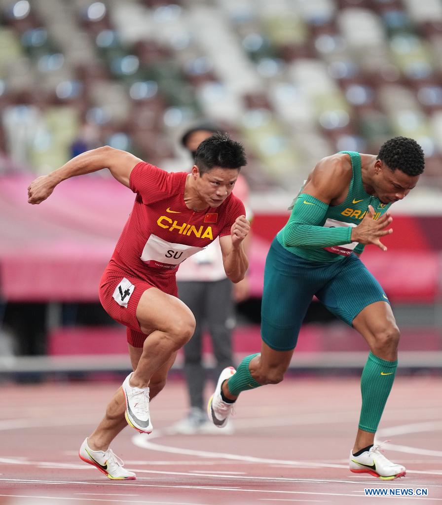 Sprinter Su Bingtian zu Chinas Fahnenträger bei der Abschlussfeier der ...