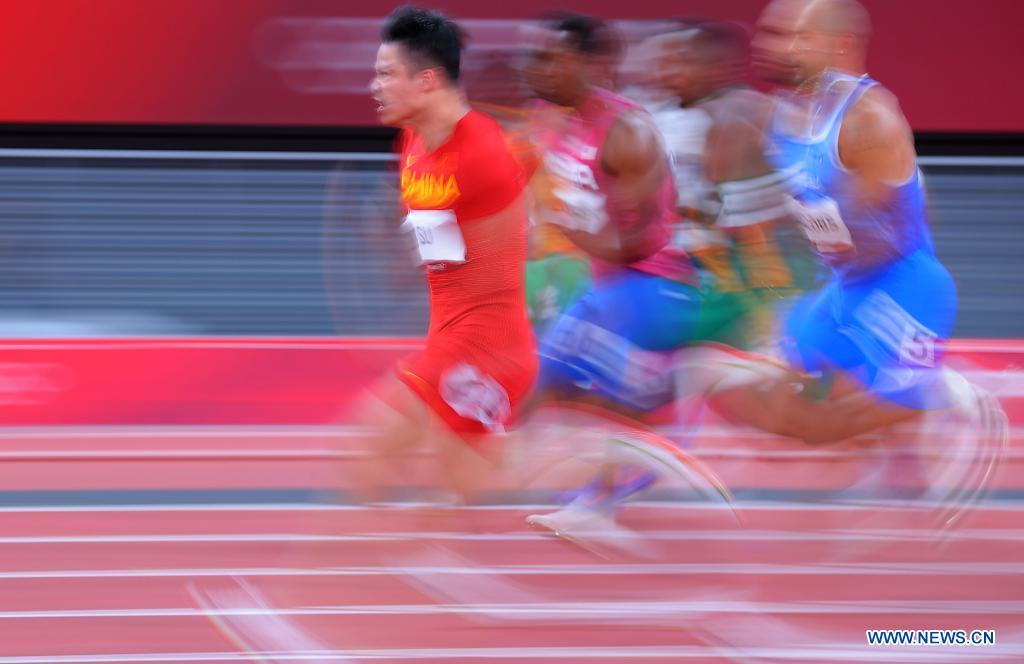 Sprinter Su Bingtian zu Chinas Fahnenträger bei der Abschlussfeier der ...