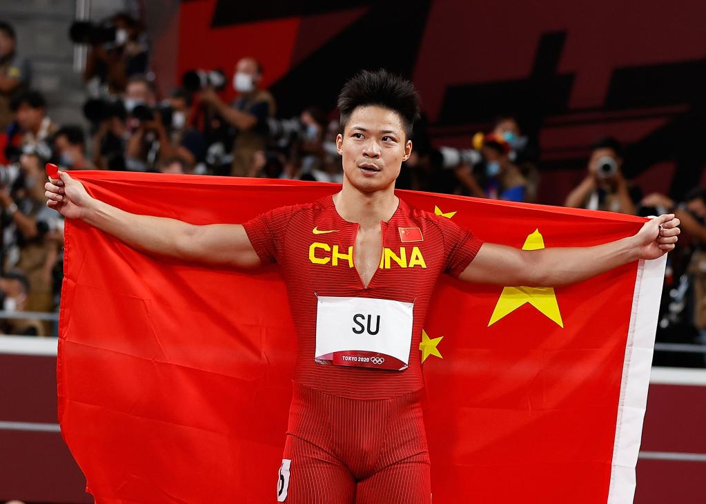 Sprinter Su Bingtian zu Chinas Fahnenträger bei der Abschlussfeier der ...