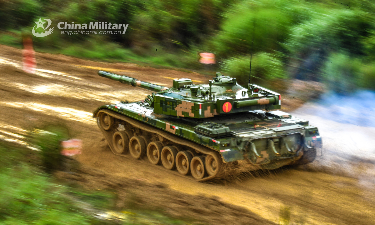 Kampfpanzer feuern Hauptgeschütze in 24-stündiger Übung ab_China.org.cn