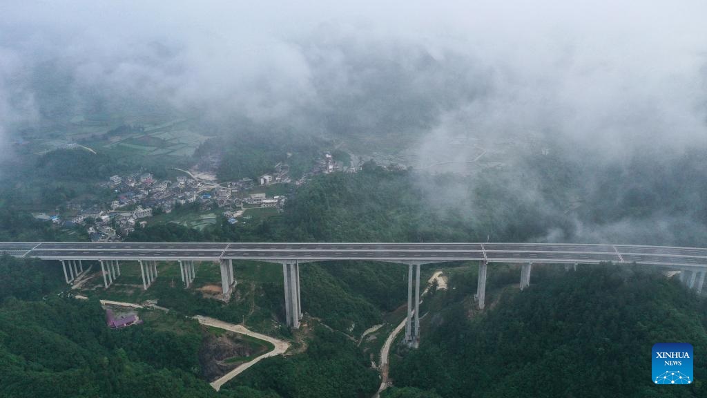 Guiyang-Huangping-Autobahn im Südwesten Chinas für den Verkehr ...
