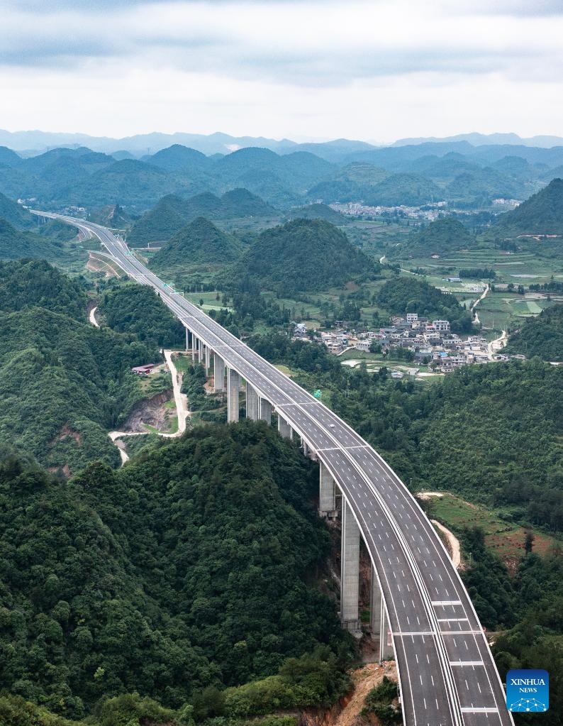 Guiyang-Huangping-Autobahn im Südwesten Chinas für den Verkehr ...