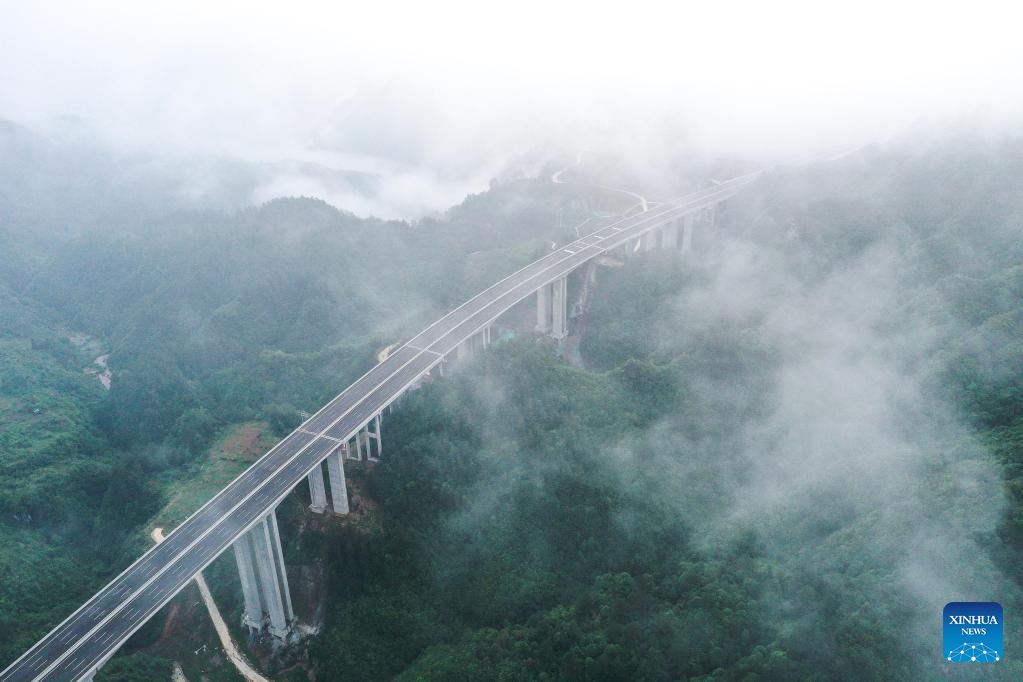 Guiyang-Huangping-Autobahn im Südwesten Chinas für den Verkehr ...