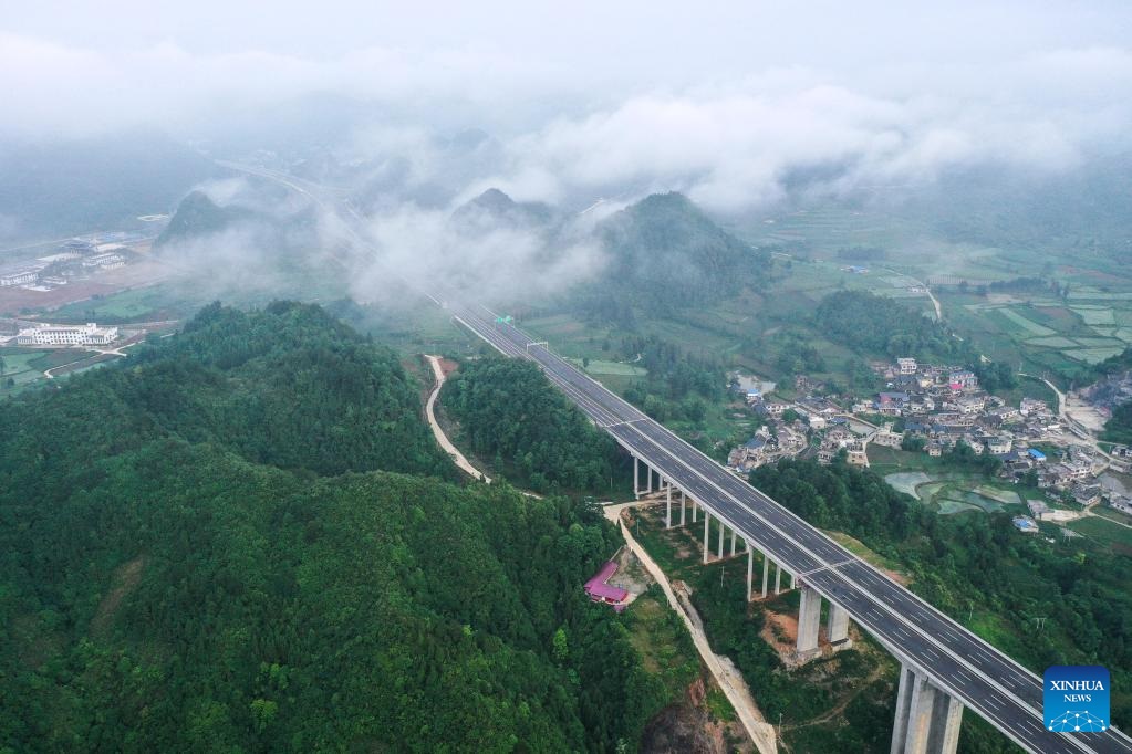 Guiyang-Huangping-Autobahn im Südwesten Chinas für den Verkehr ...
