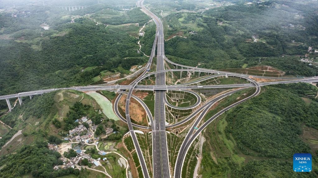 Guiyang-Huangping-Autobahn im Südwesten Chinas für den Verkehr ...