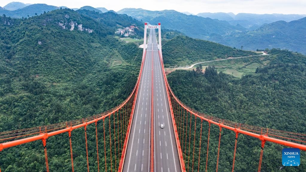 Guiyang-Huangping-Autobahn im Südwesten Chinas für den Verkehr ...
