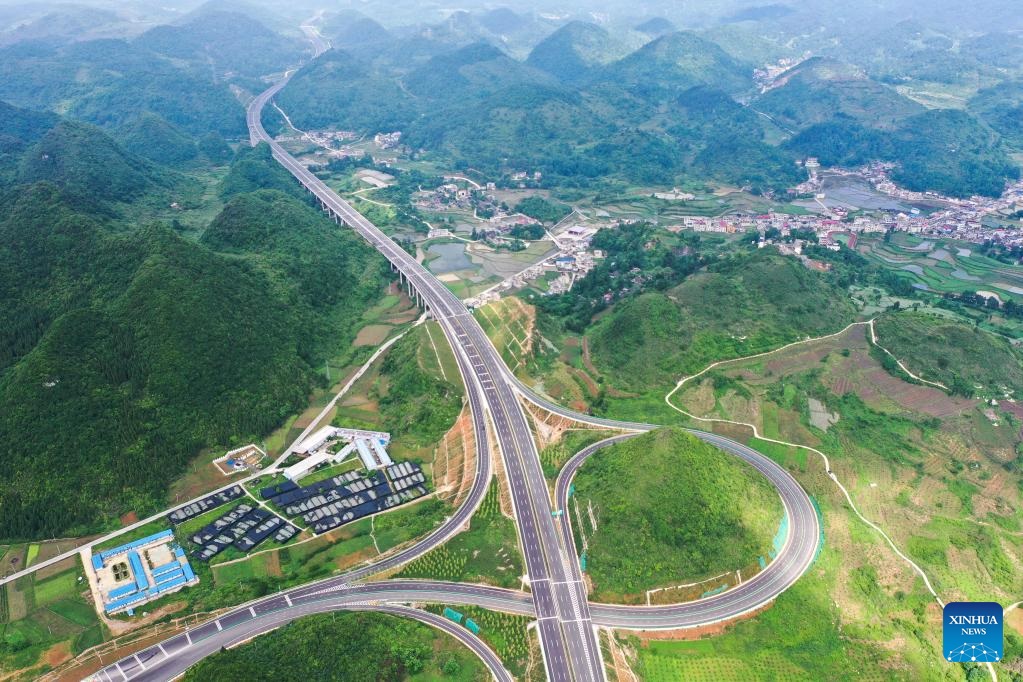 Guiyang-Huangping-Autobahn im Südwesten Chinas für den Verkehr ...