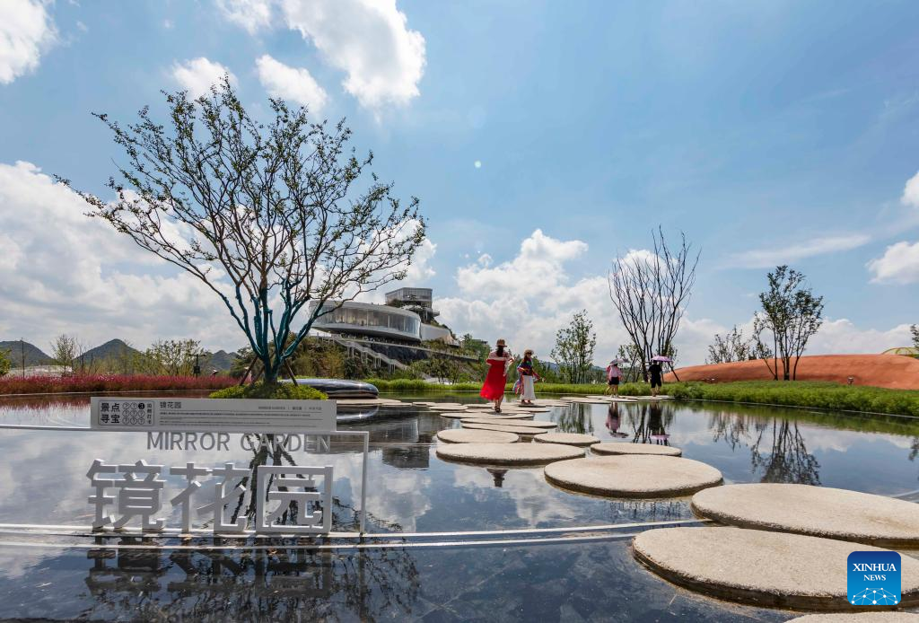 Touristen besuchen einen malerischen Ort im südwestchinesischen Guizhou ...