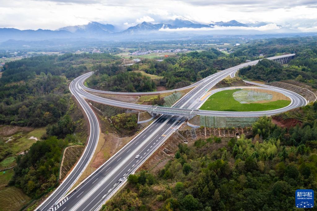 „Intelligente“ Autobahn in Hunan für den Verkehr geöffnet_China.org.cn
