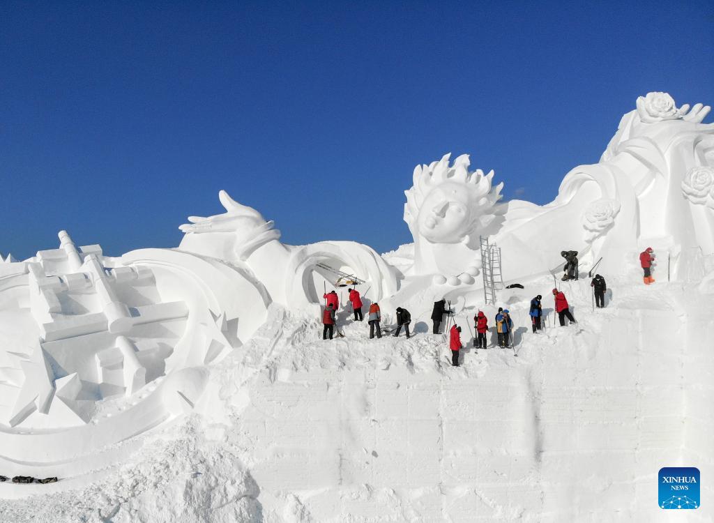 Vorbereitungen für die Schneeskulptur-Expo in Harbin laufen auf ...