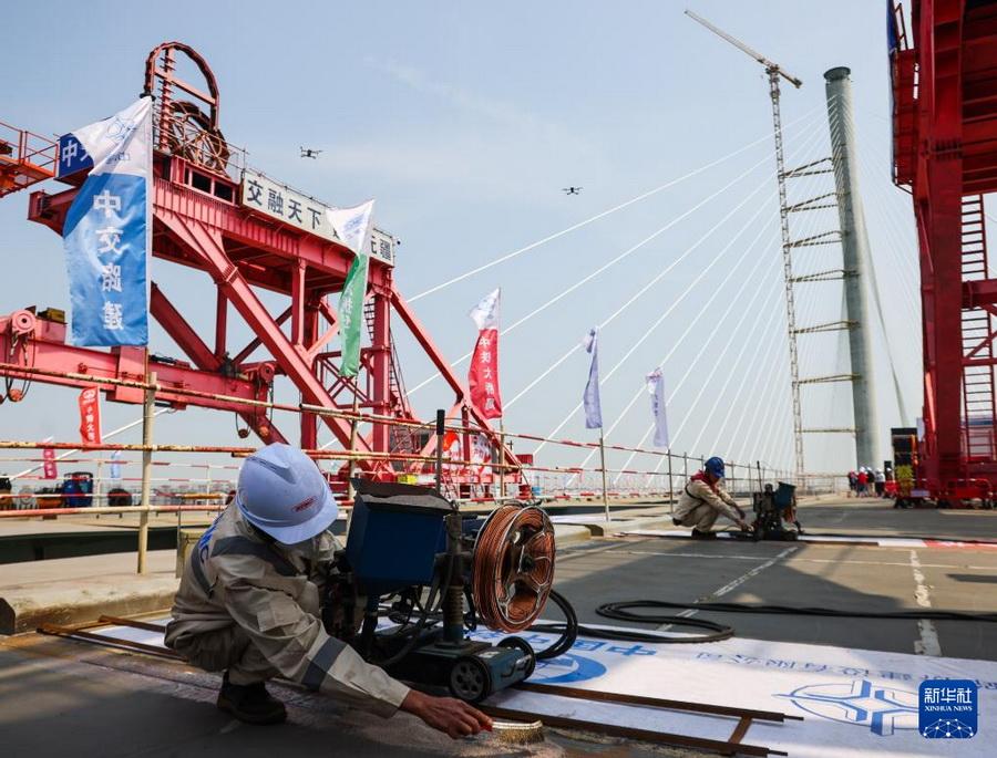 Überbau von Gaolangang-Brücke erfolgreich aneinandergefügt_China.org.cn