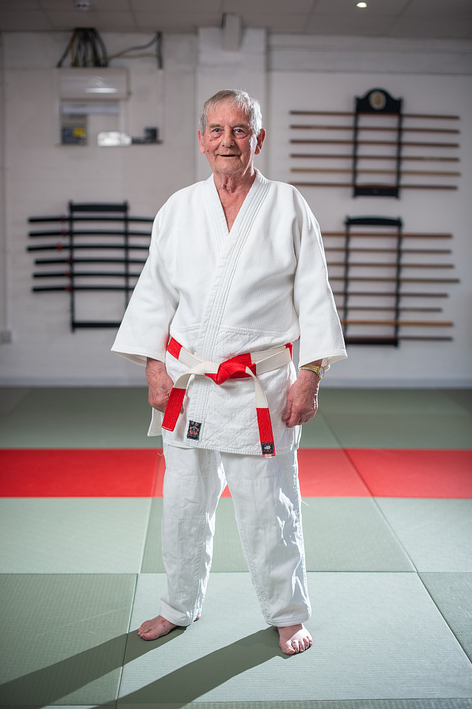 El maestro de judo más longevo de Reino Unido aún enseña a sus 90 años ...