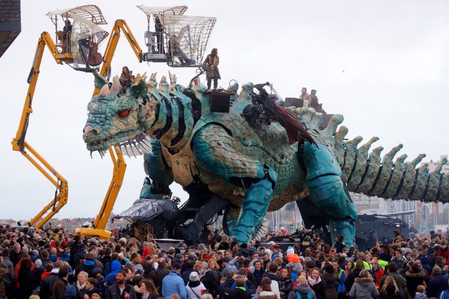 Un dragón gigante que se pasea por una ciudad francesa_Spanish.china ...