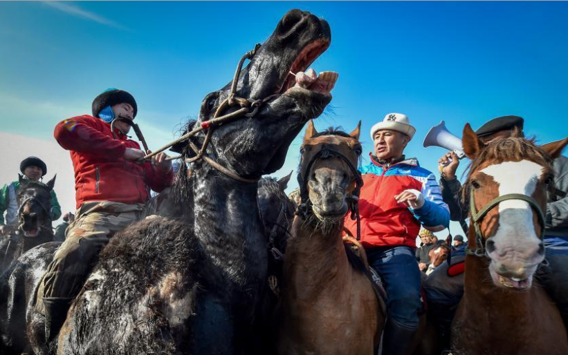 Jinetes kirguisos compiten en un tradicional juego equino_Spanish.china ...