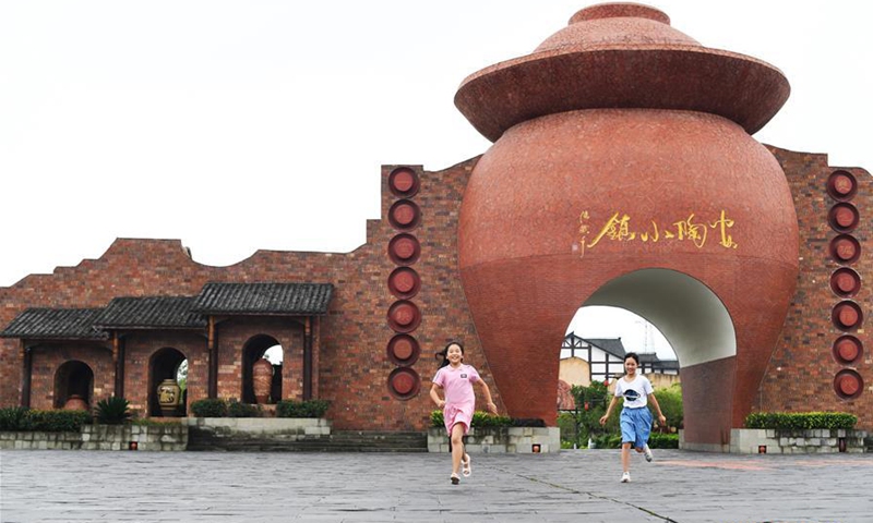 Turistas experimentan la fabricación de cerámica Rongchang en Chongqing ...