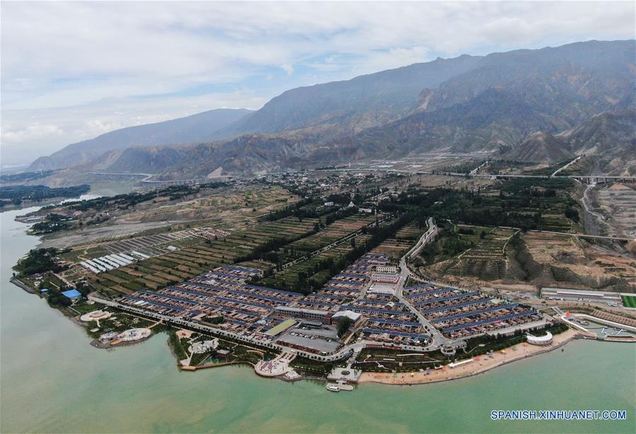 Aldea de Deji, aldea reubicada en la orilla del río Amarillo en Qinghai ...