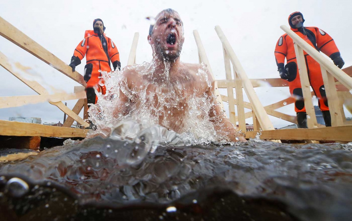 Chapuzón en agua helada para purificarse, así celebran la Epifanía ...