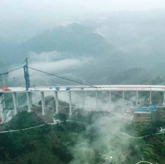 Construcción del gran puente Dafaqu de la autopista Renhuai-Zunyi en ...