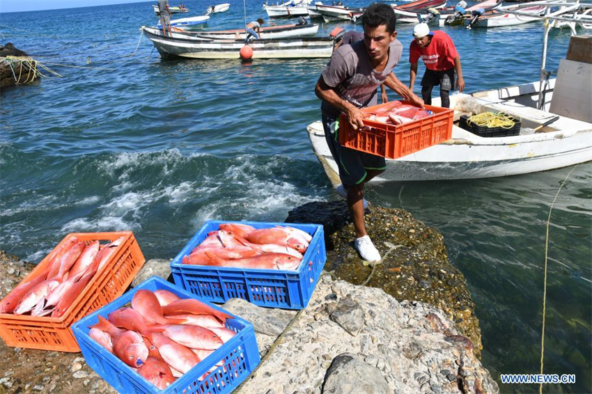 Pescadores en playa de Macuto, Venezuela_Spanish.china.org.cn_中国最权威的西班牙 ...