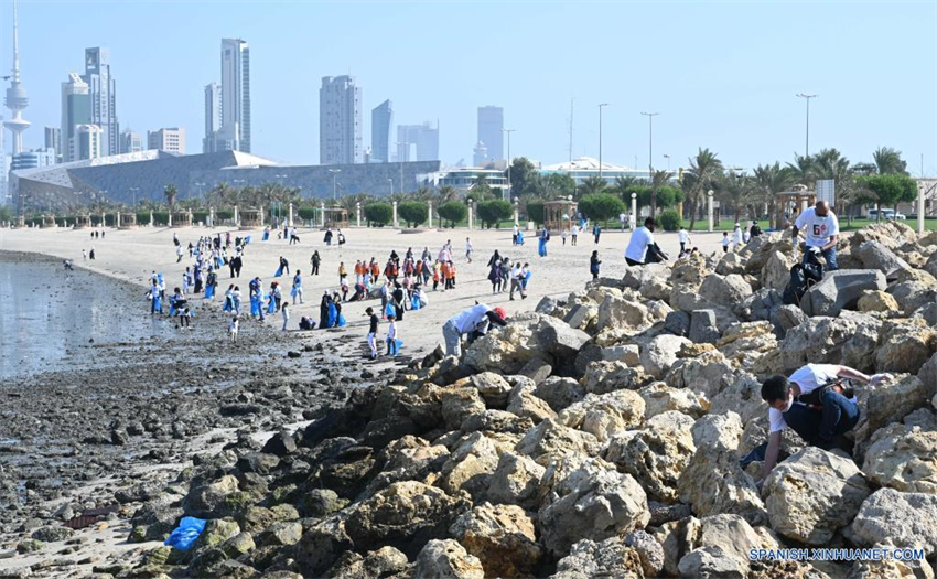 Personas participan en una campaña de limpieza de playas en Kuwait ...