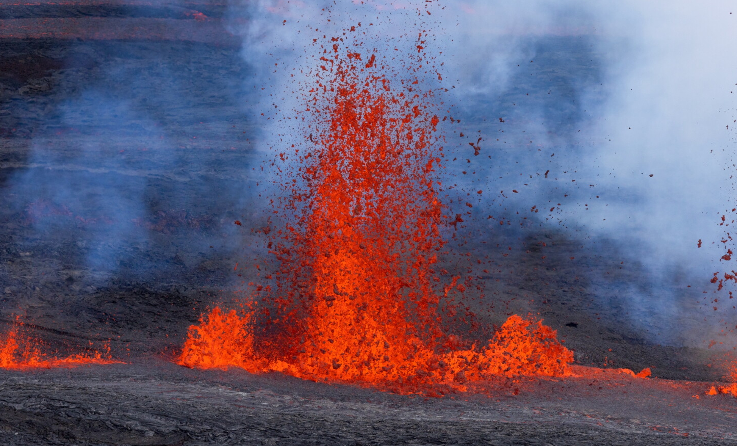 Volcán más grande del mundo escupe lava de hasta 60 metros en Hawái ...