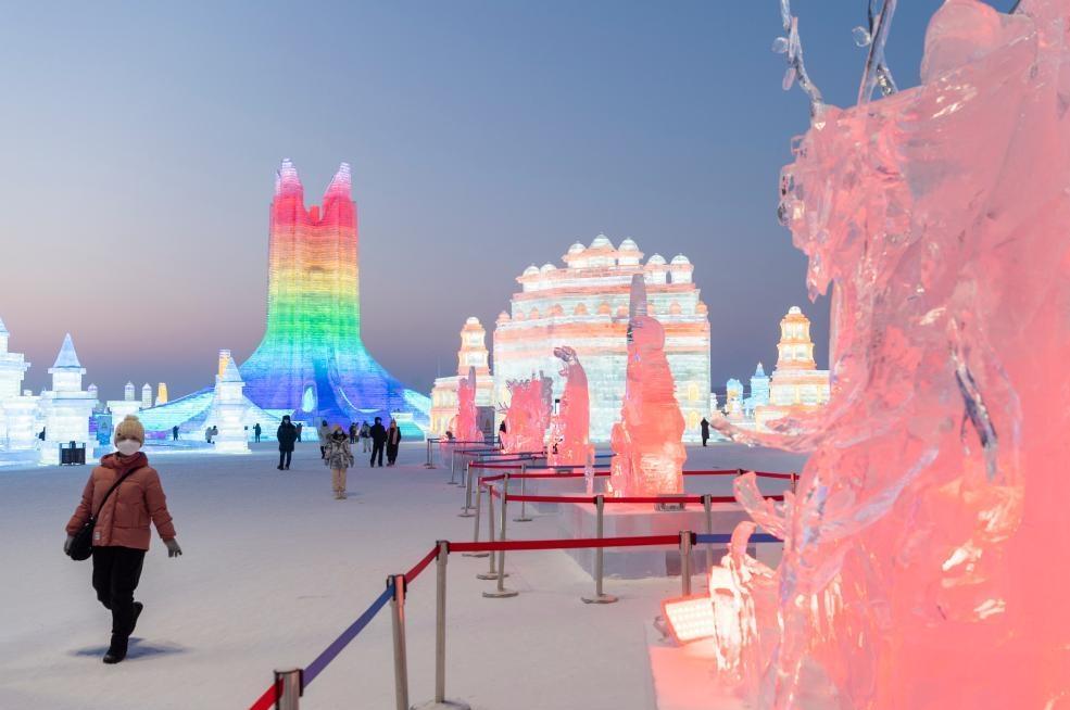 Esculturas de hielo en parque temático Mundo de Hielo y Nieve de Harbin ...