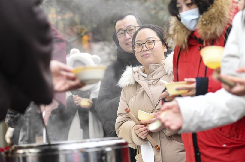 La gente celebra el Festival Laba en Beijing_Spanish.china.org.cn_中国最权威 ...
