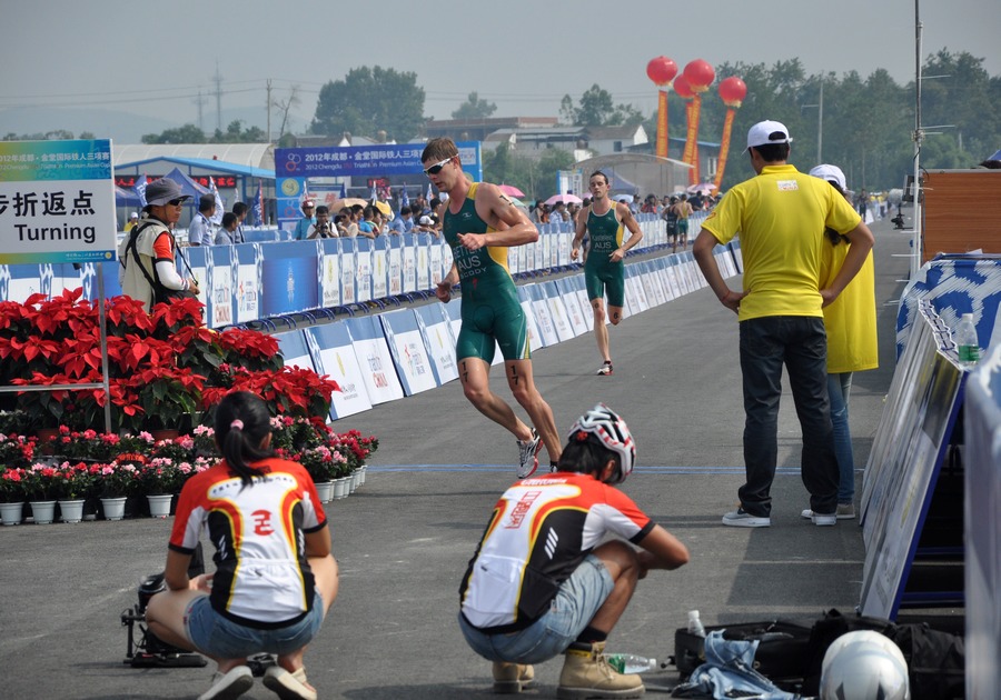 Over 600 athletes compete in Chengdu Triathlon- China.org.cn
