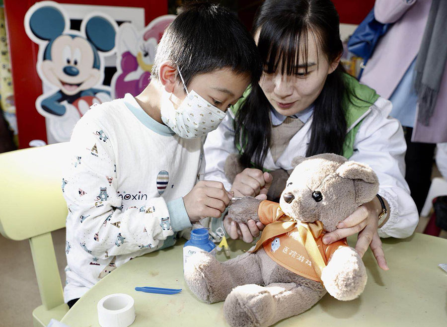 Hospital adopts play therapy for children to take away fear- China.org.cn