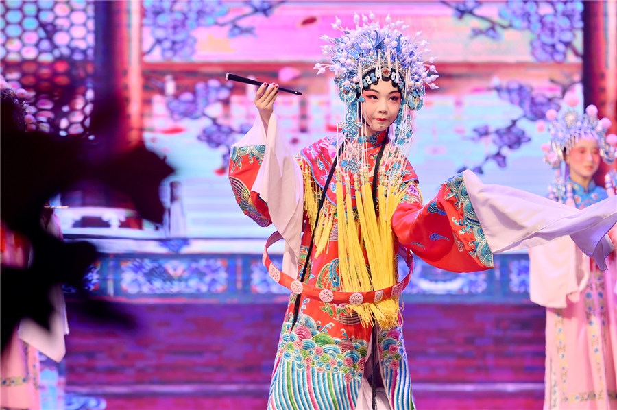 Traditional opera attracts young audience with fashion - China.org.cn