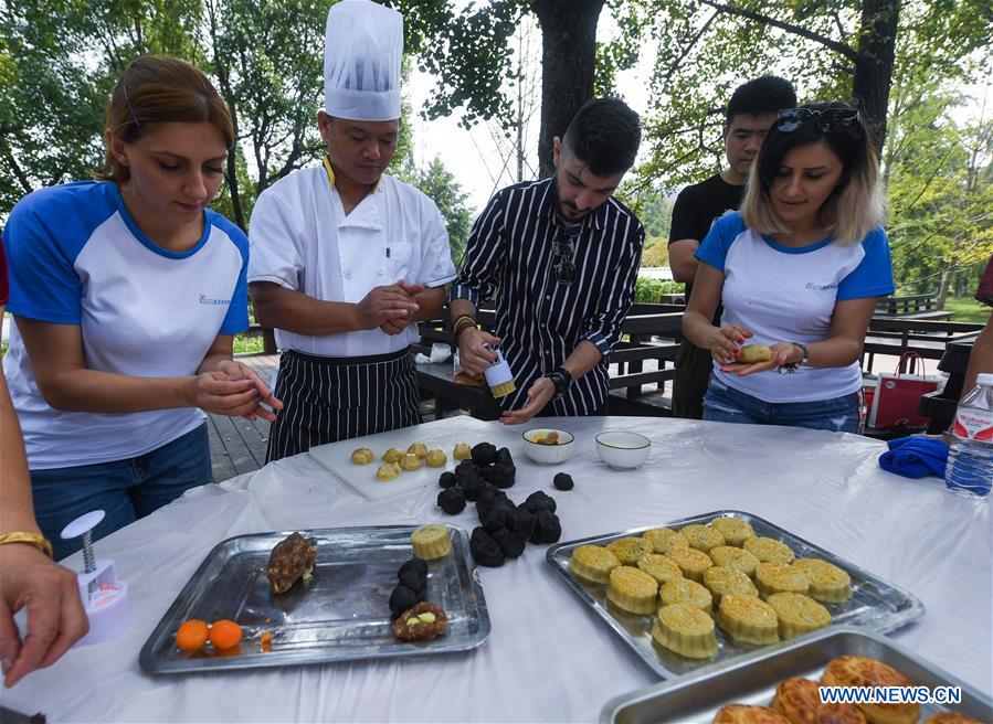 Foreigners learn to make moon cakes- China.org.cn