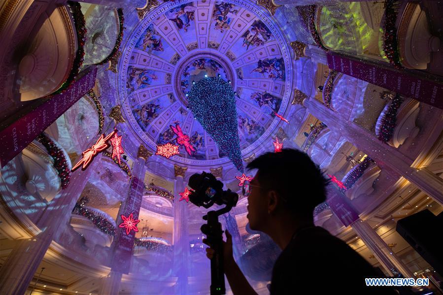 Upside-down Christmas tree shown in Macao- China.org.cn