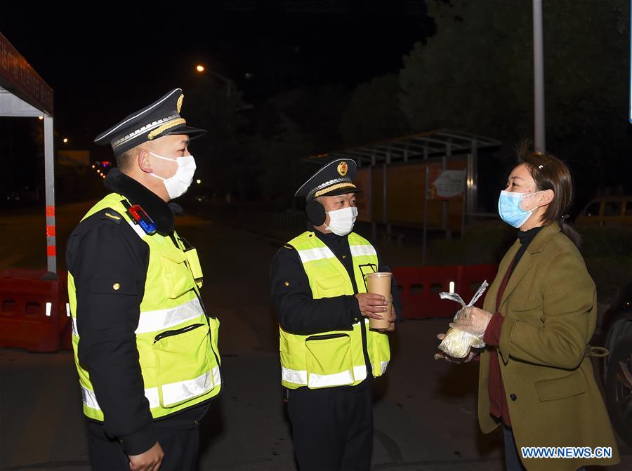 Couple offer free meals to medical, community workers- China.org.cn