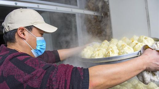 Couple offer free meals to medical, community workers- China.org.cn