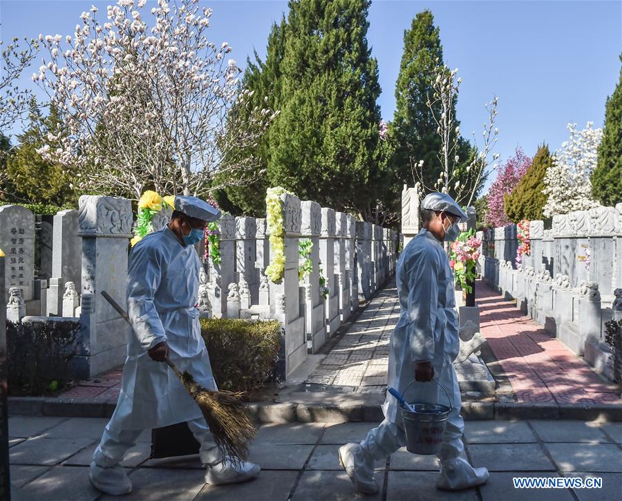 Cemetery staff help clean tombs in Beijing around Tomb-sweeping Day ...