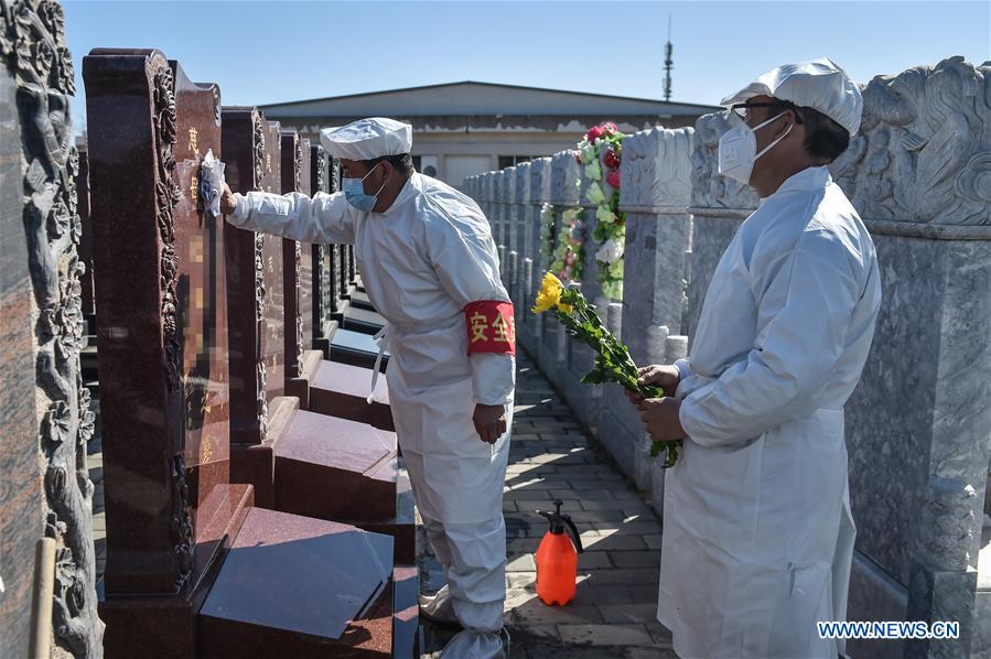 Cemetery staff help clean tombs in Beijing around Tomb-sweeping Day ...