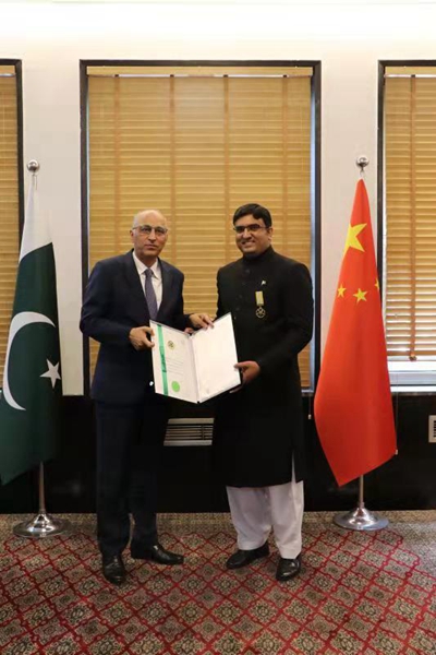 Pakistan honors embassy officials with civil awards - China.org.cn