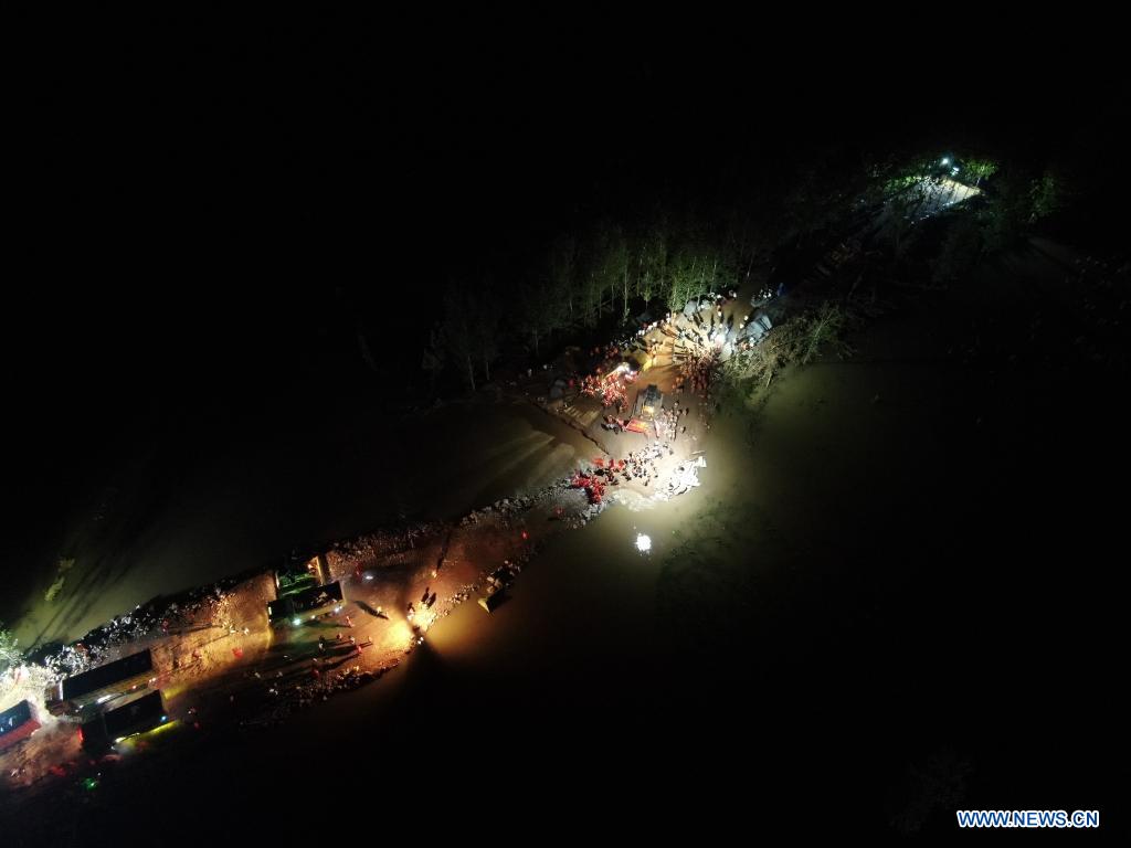 Rescuers block burst of embankment in Hebi City, Henan- China.org.cn