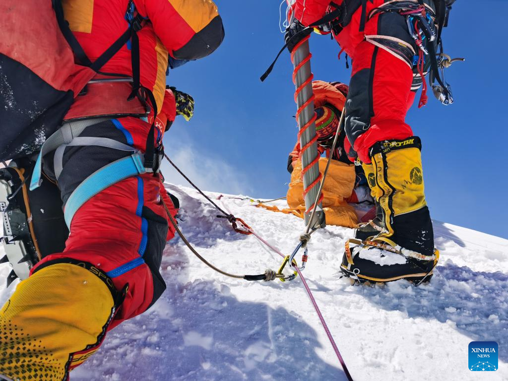 China sets up world's highest automatic weather station- China.org.cn